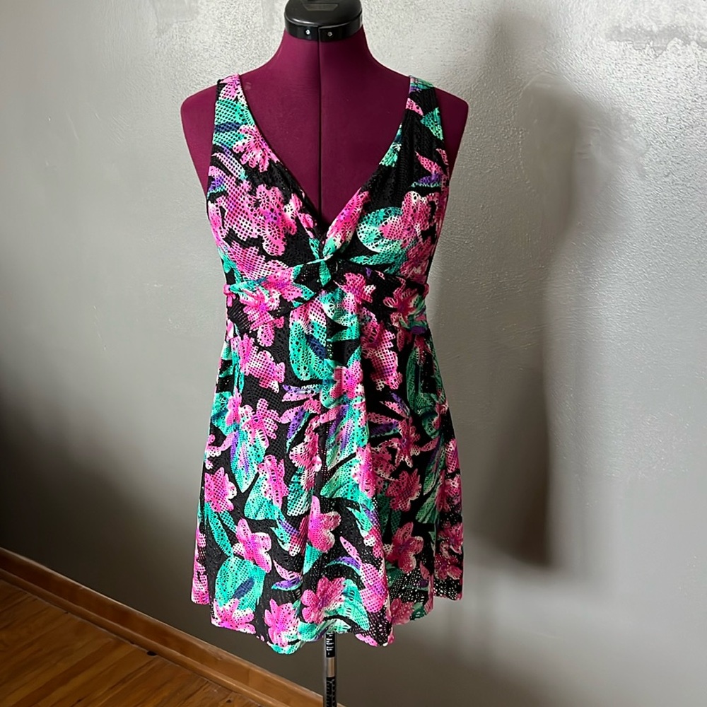 One Piece Beautiful Nwot Swim Wear Size Medium Gem